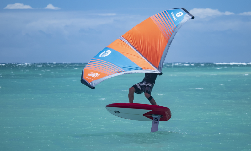 le wingfoil nouvelle activité nautique pour voler sur l'eau